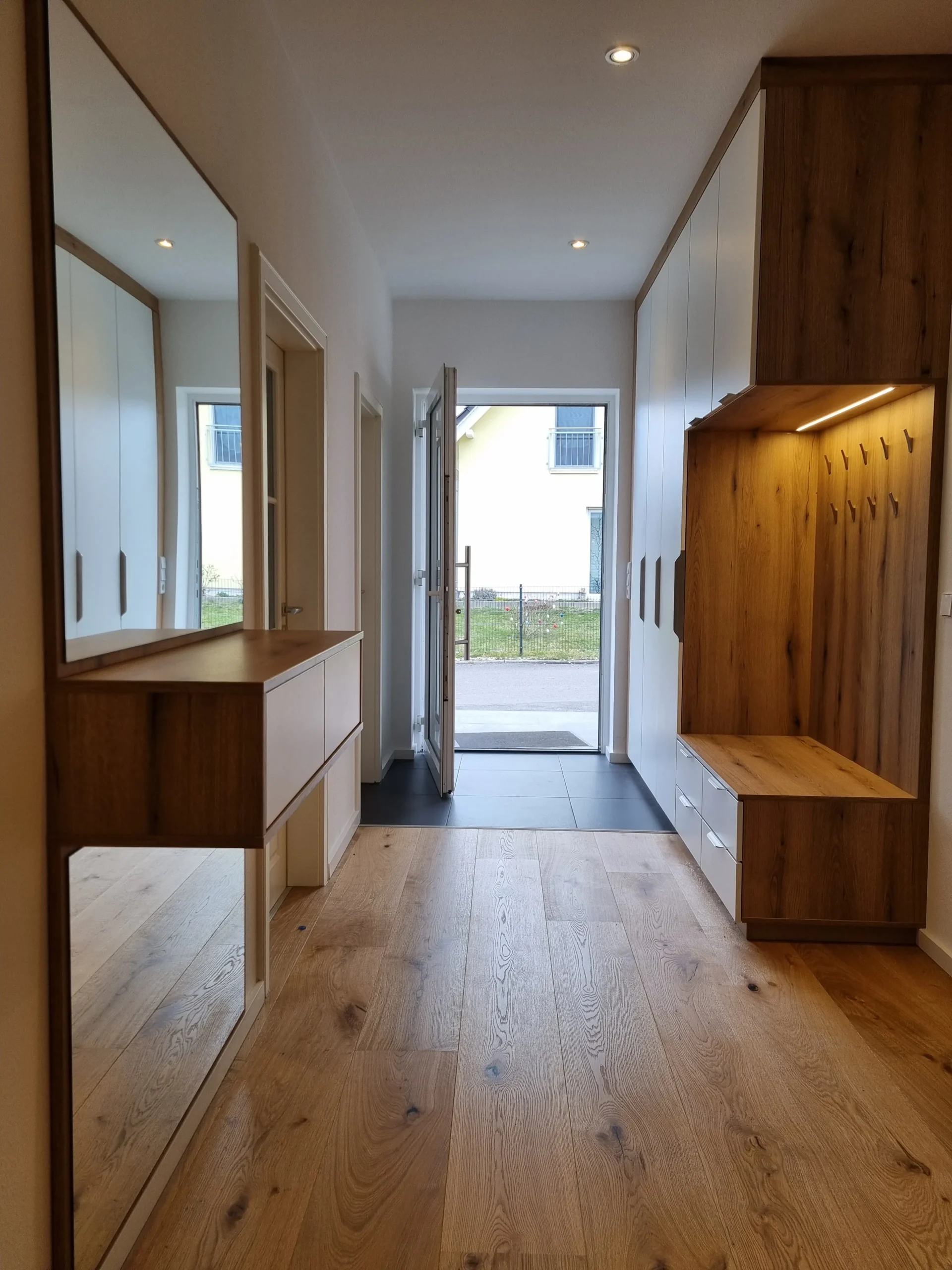 Flurgarderobe aus Polen | Maßgeschneiderte und Moderne Lösungen von ...